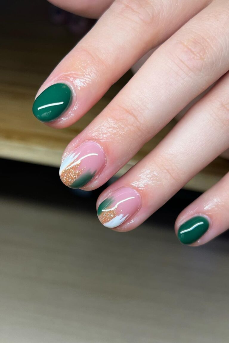 35 Simple Christmas Nail Designs for a Festive Look in 2025
