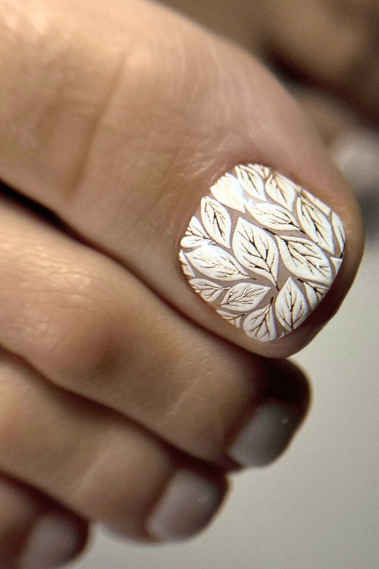 35 Winter Toe Nails to Keep Your Style Frosty and Fabulous