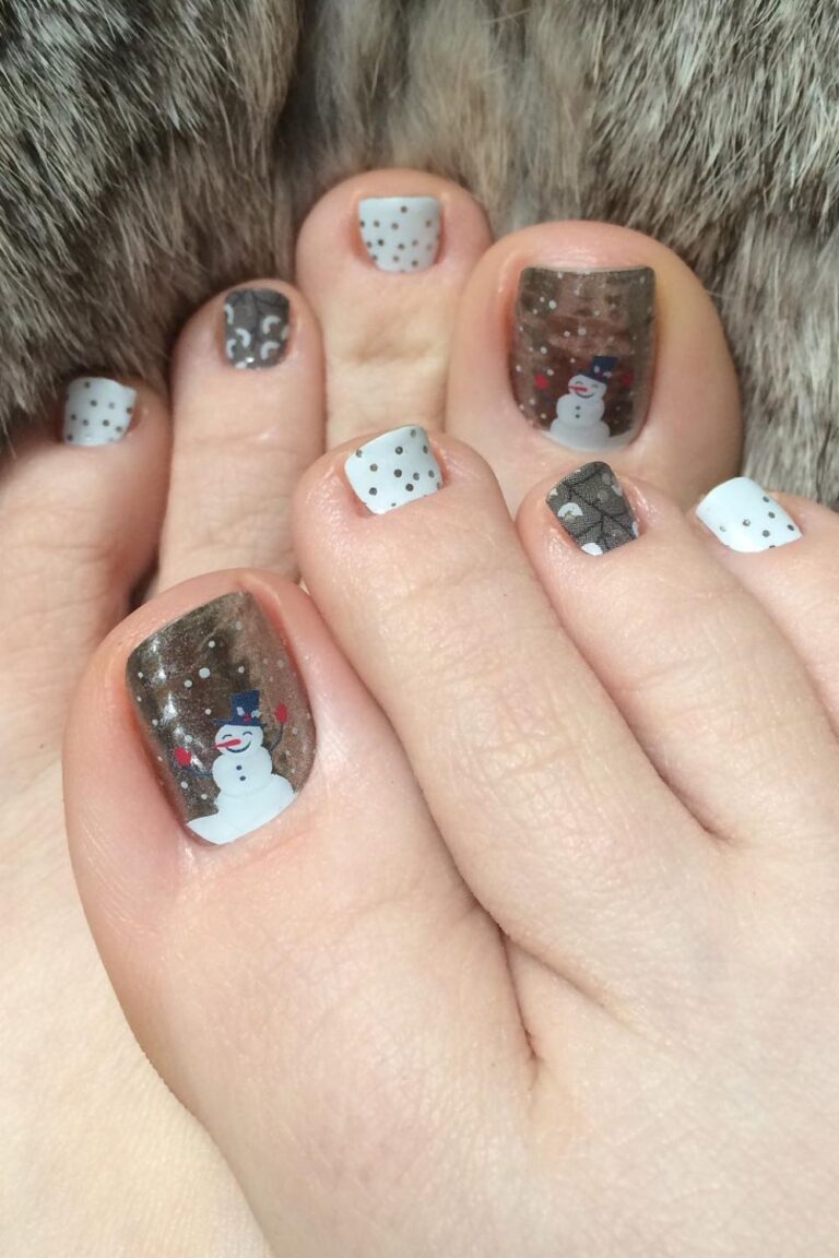 35 Winter Toe Nails to Keep Your Style Frosty and Fabulous