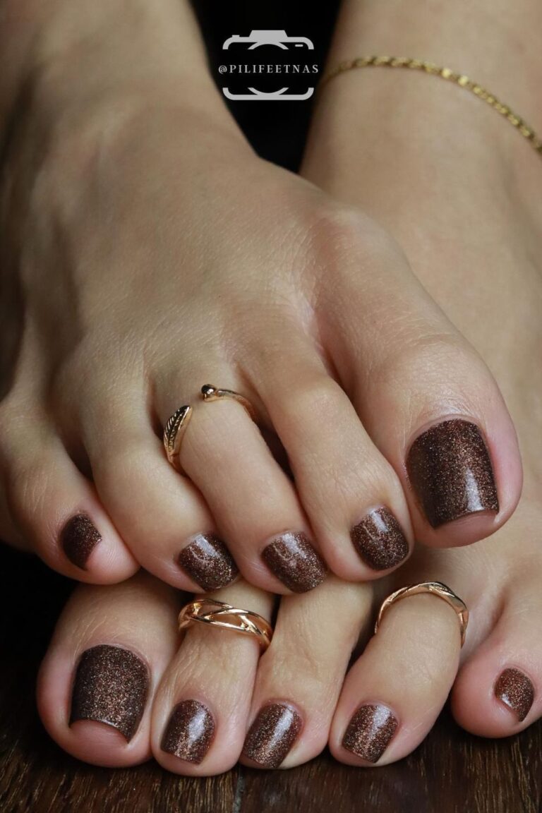 35 Winter Toe Nails to Keep Your Style Frosty and Fabulous