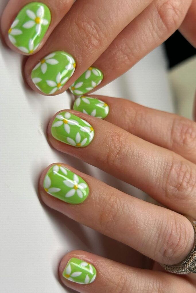 Fresh Green Spring Nails to Brighten Your Look