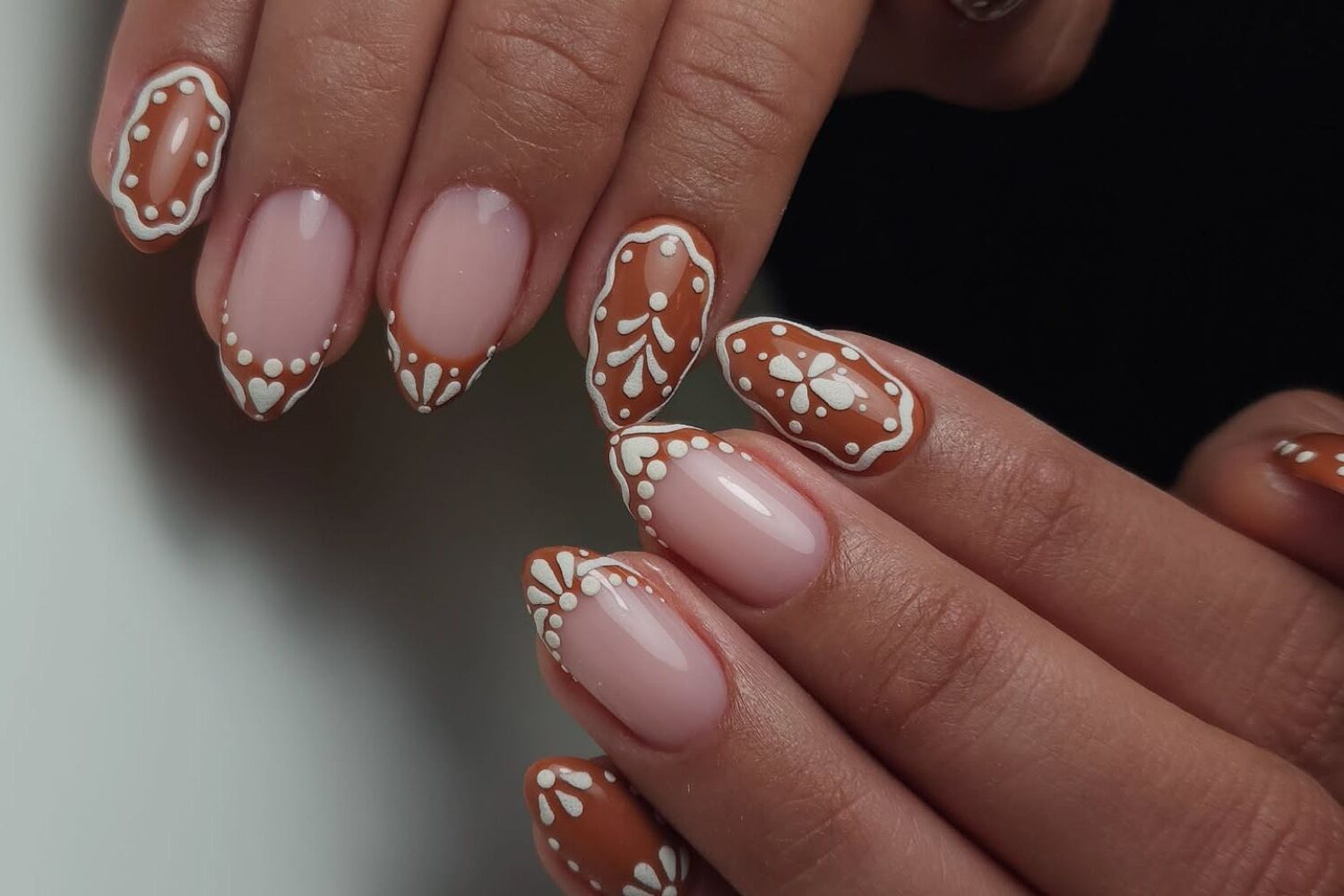 21 Gingerbread Nails to Try This Holiday Season